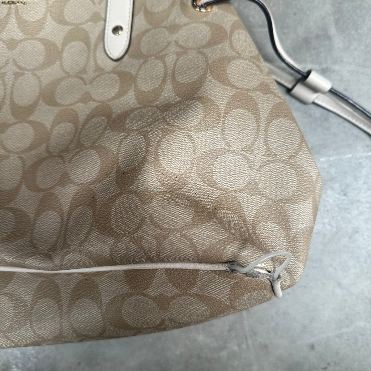 Coach Logo Print Tote Bag – Curated by Charbel