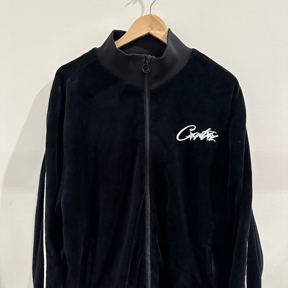 Corteiz VVS Velour Jacket Black (Size XL) – Curated by Charbel